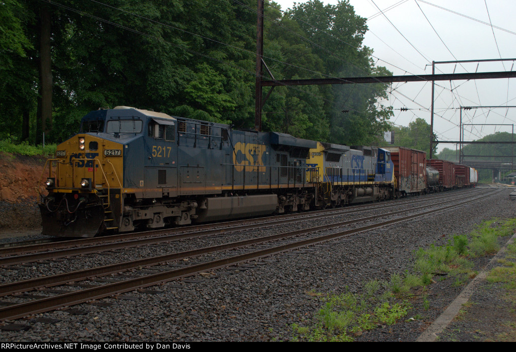CSX ES40DC 5217 leads Q438